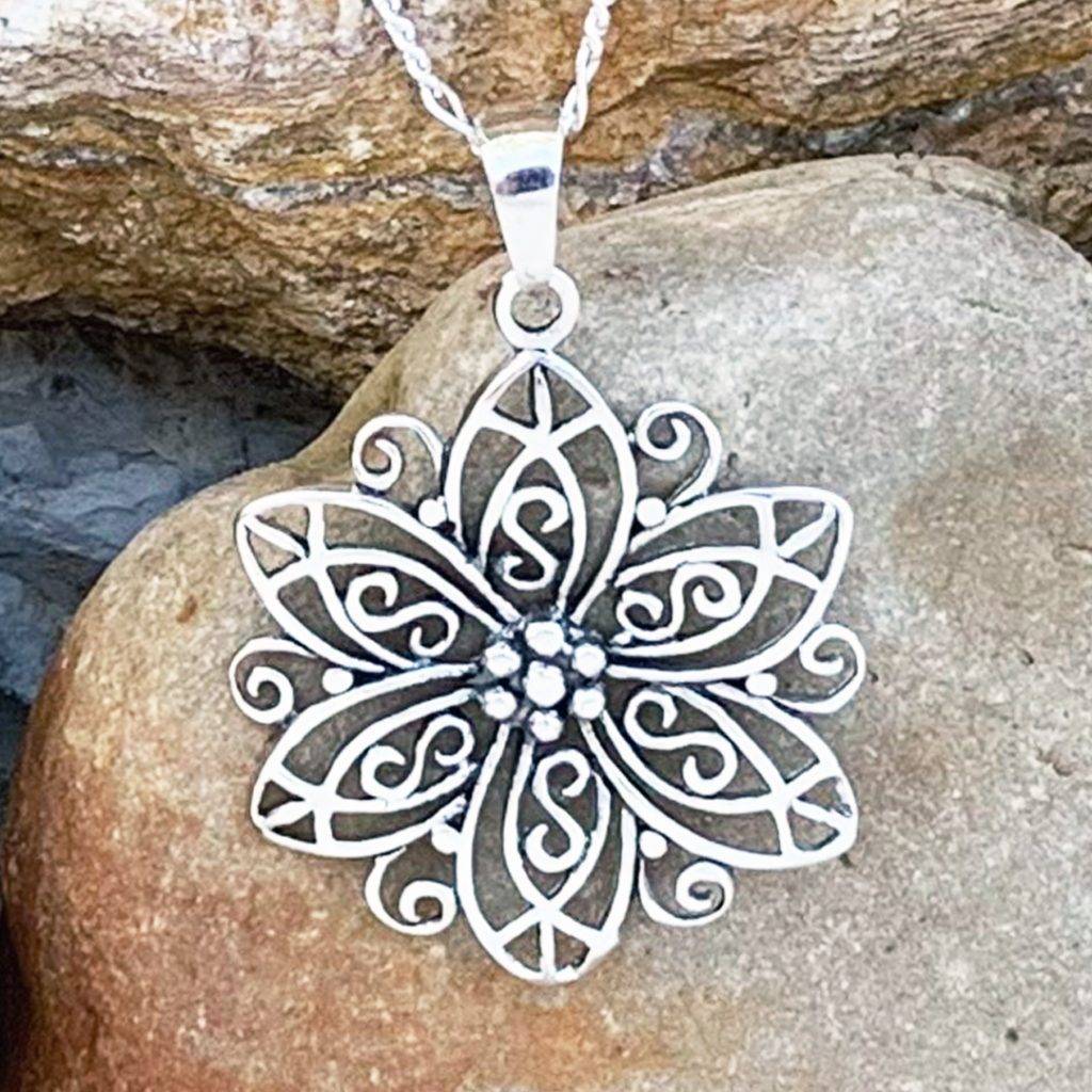 Antique Style Flower Pendant - GLE-Good Living Essentials
